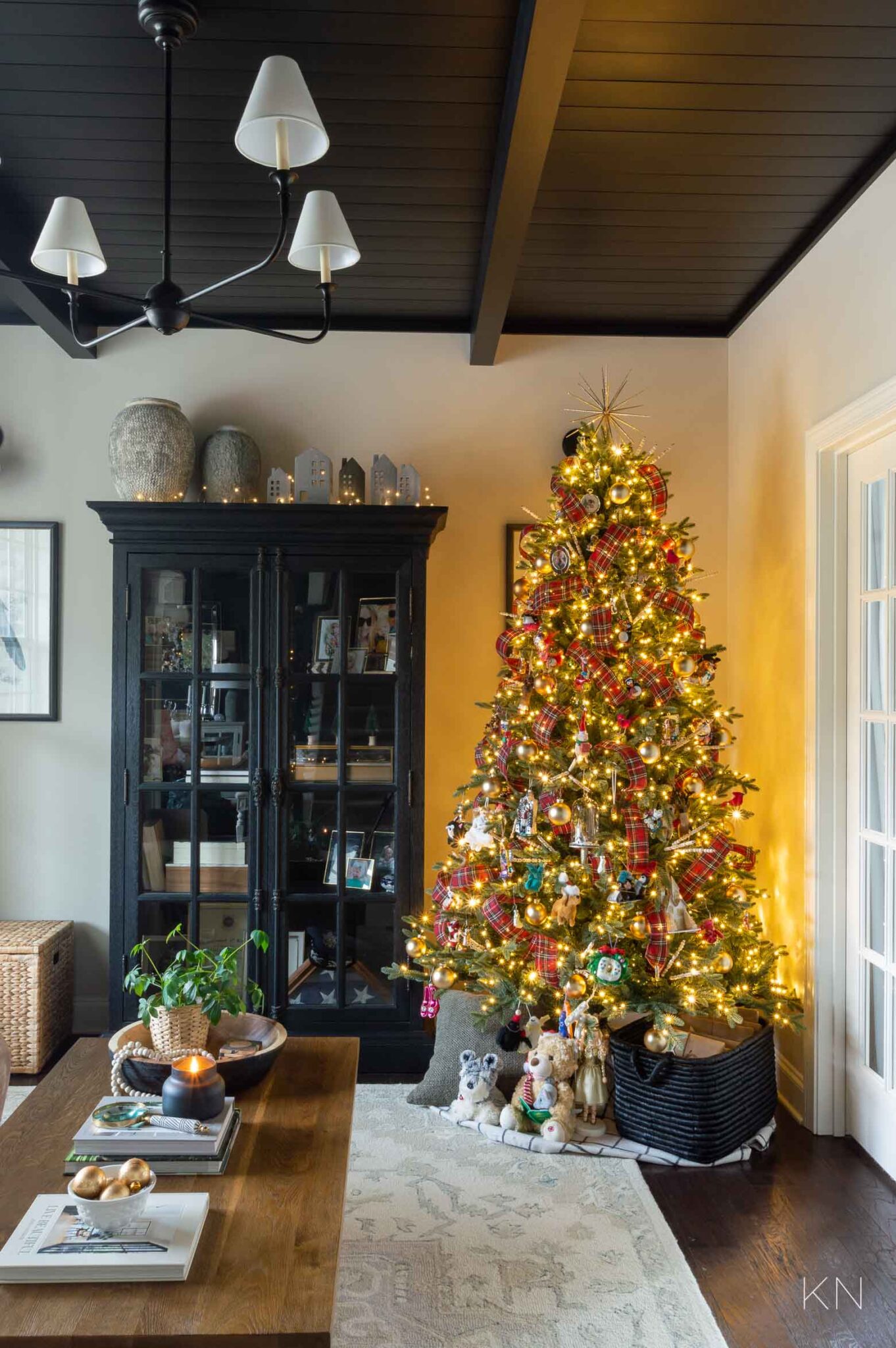 5 Tips for Decorating a Family Christmas Tree - Kelley Nan
