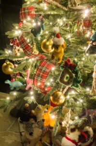 5 Tips for Decorating a Family Christmas Tree - Kelley Nan